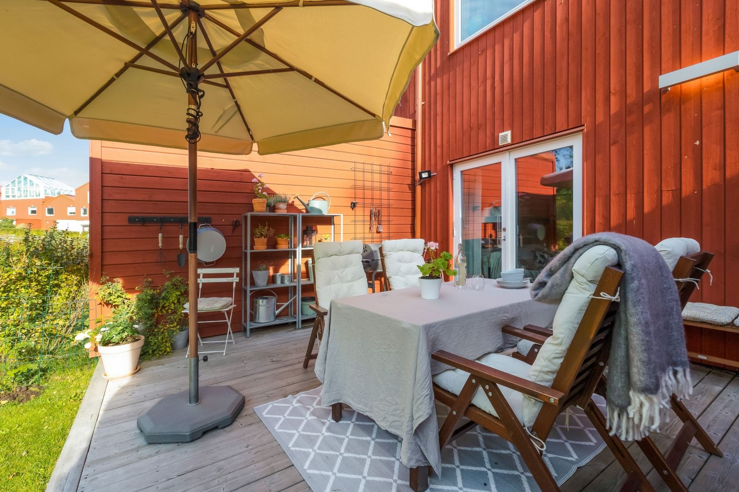 Modernt radhus med stor insynsskyddad tomt i Ullna Strand! - Ullna Allé ...