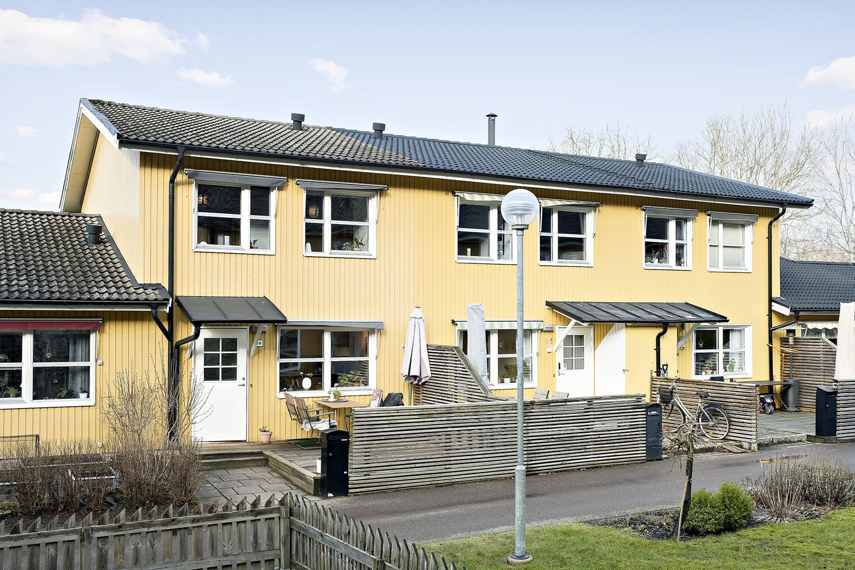 Trevligt radhus med vackert kök och fint badrum. Här finns både uterum ...