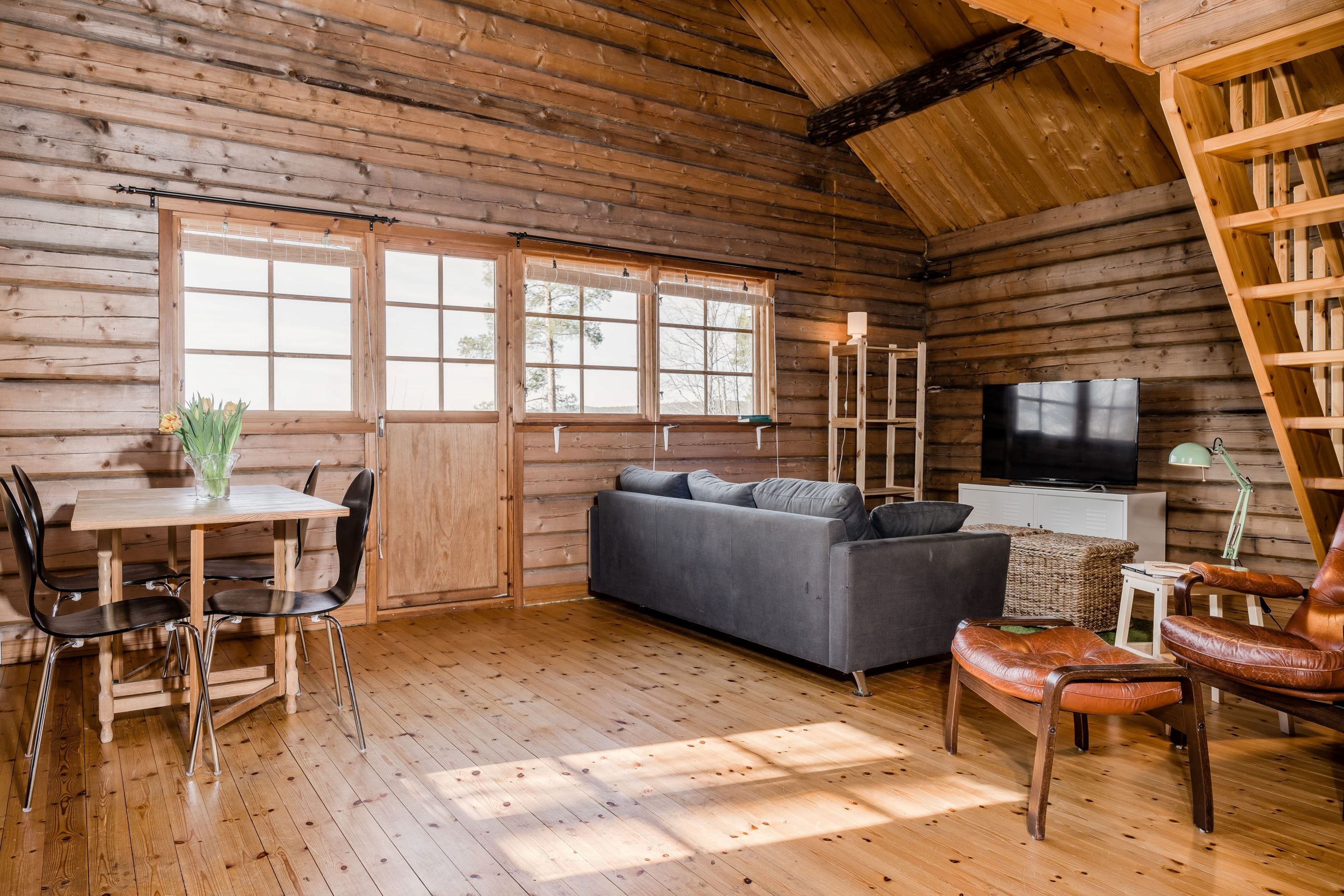 Timrad stuga med loft på härlig sjötomt! - Bjurvattnet 330 36 kvm ...