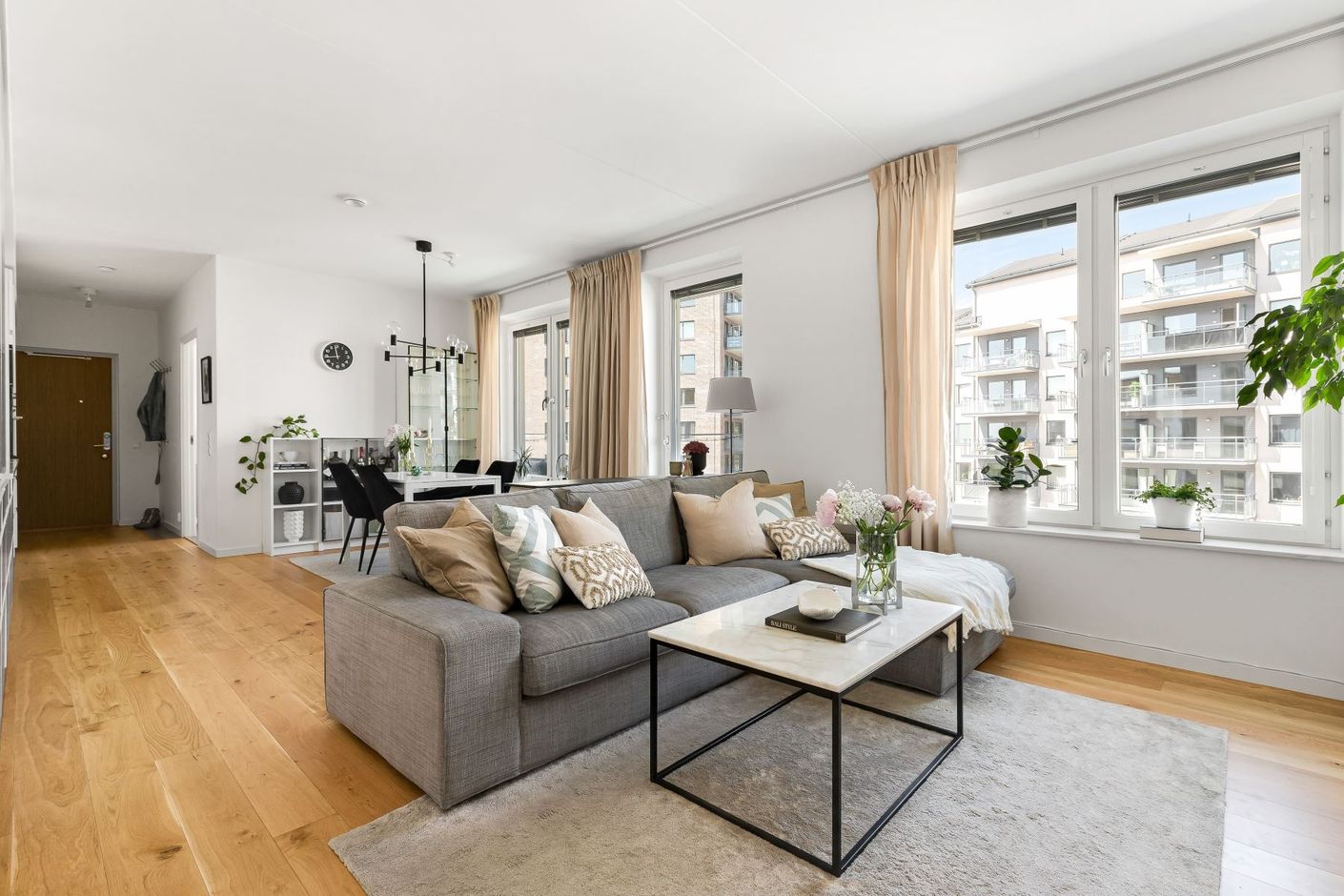 Få ut det maximala av ditt boende med minst sagt två stora balkonger ...