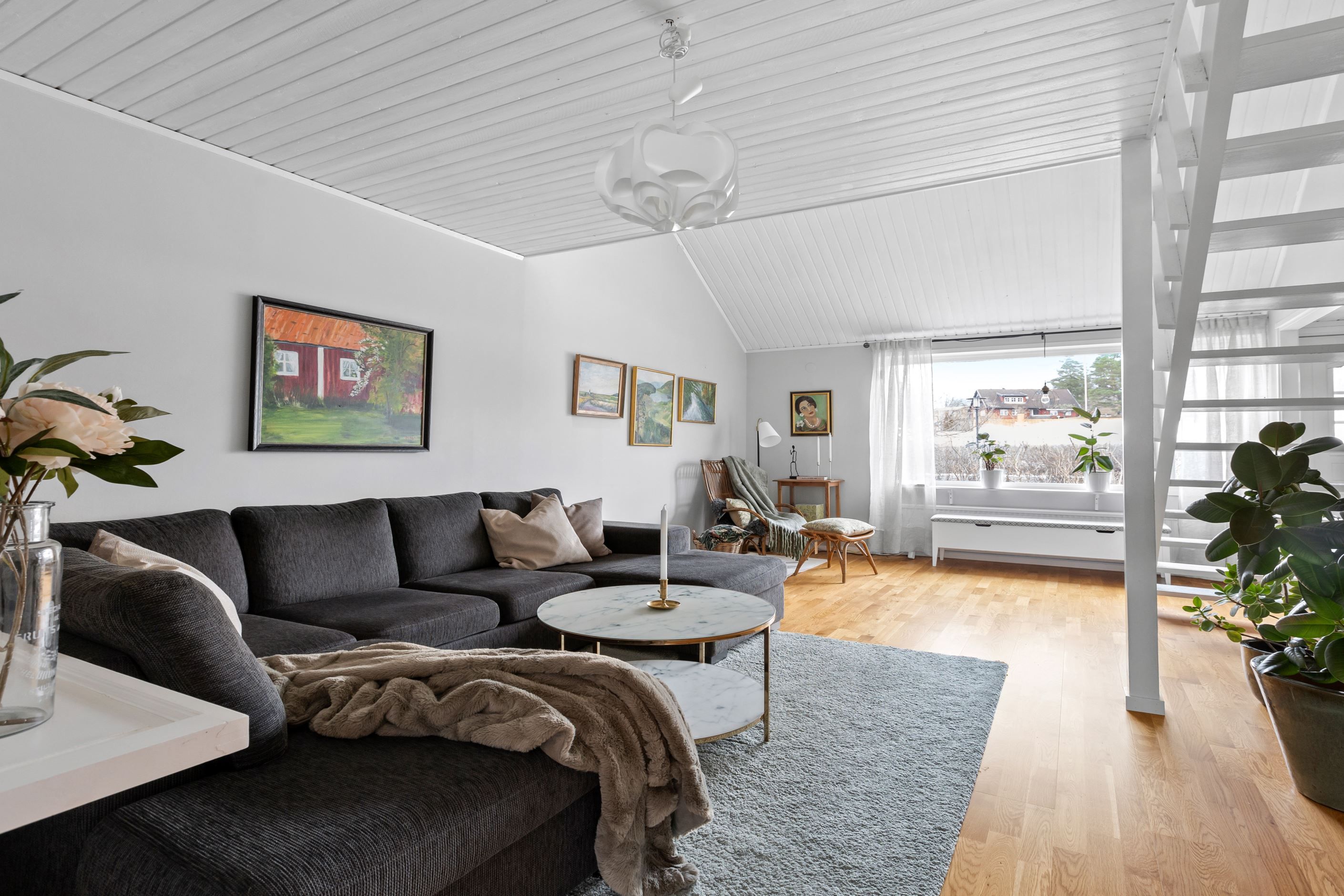 Stilrent och fräscht radhus i populära Tuna i insynsskyddat läge ...