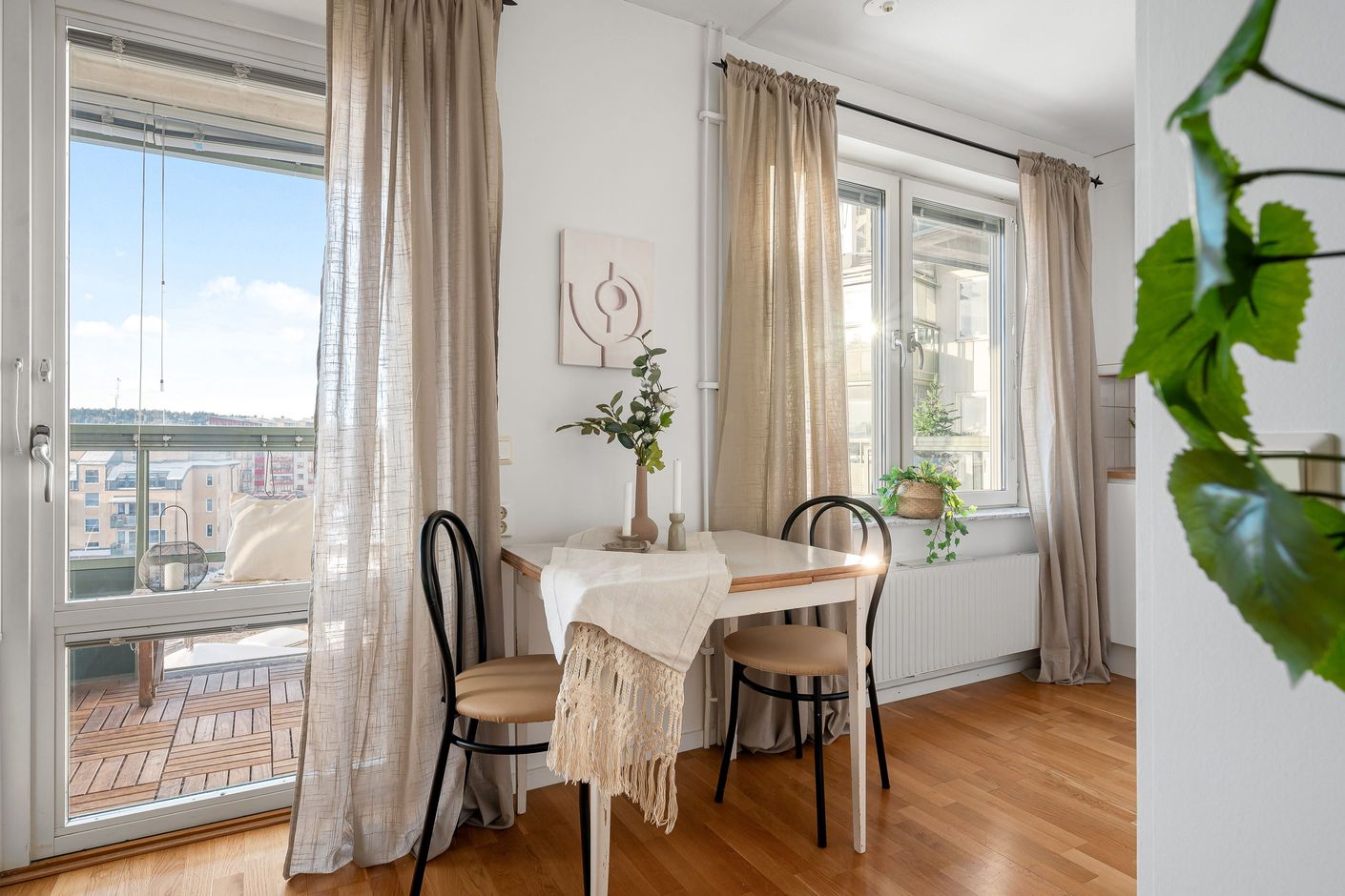 Tvårumslägenhet med inglasad balkong med kanalglimt! - Länsmansvägen 1A ...