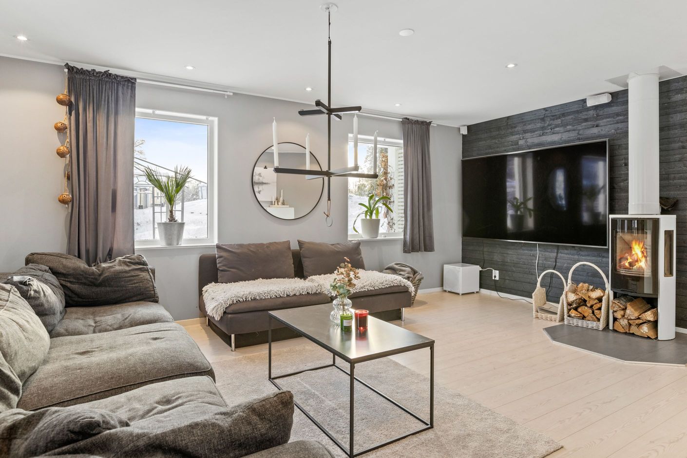 Rymligt hus med bergvärme, garage och gäststuga för uthyrning ...