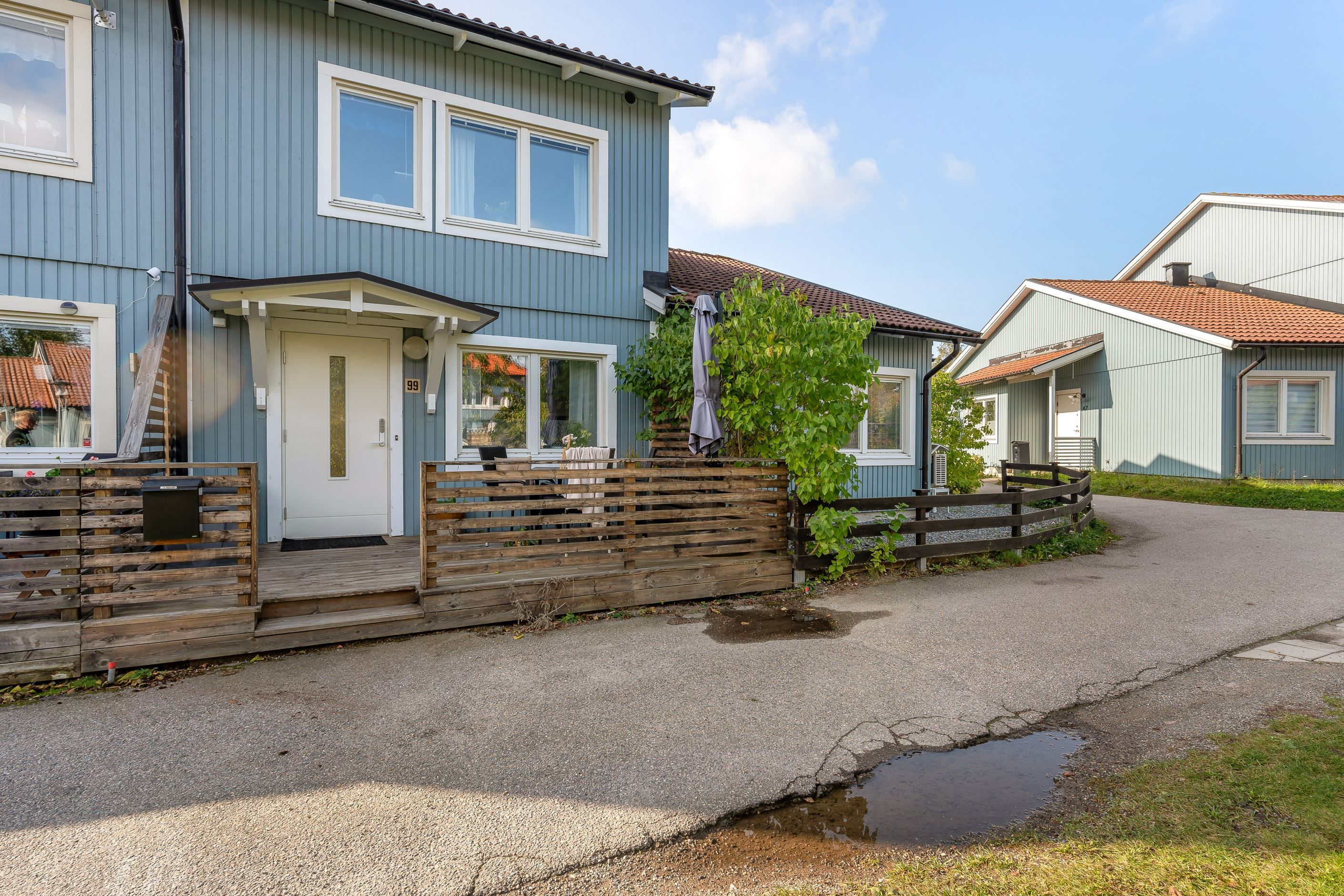 Trevligt och välplanerat radhus i två plan med insynsskyddad altan ...