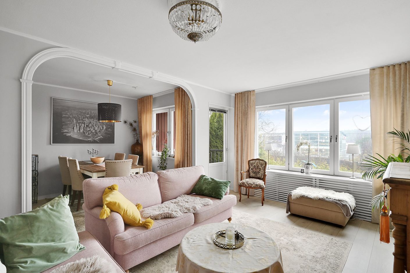 Trivsamt och välplanerat radhus med insynsskyddad baksida ...