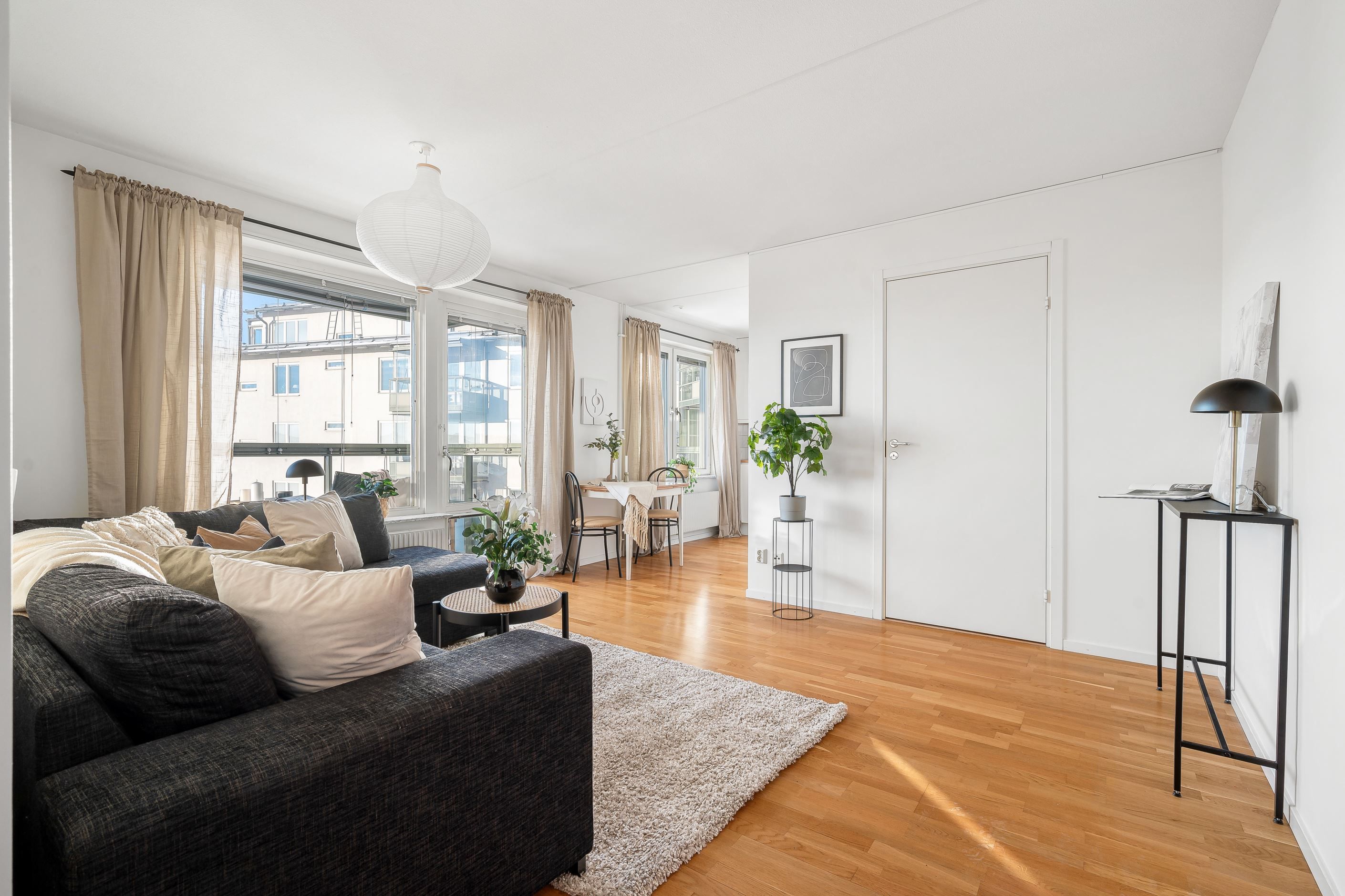 Tvårumslägenhet med inglasad balkong med kanalglimt! - Länsmansvägen 1A ...