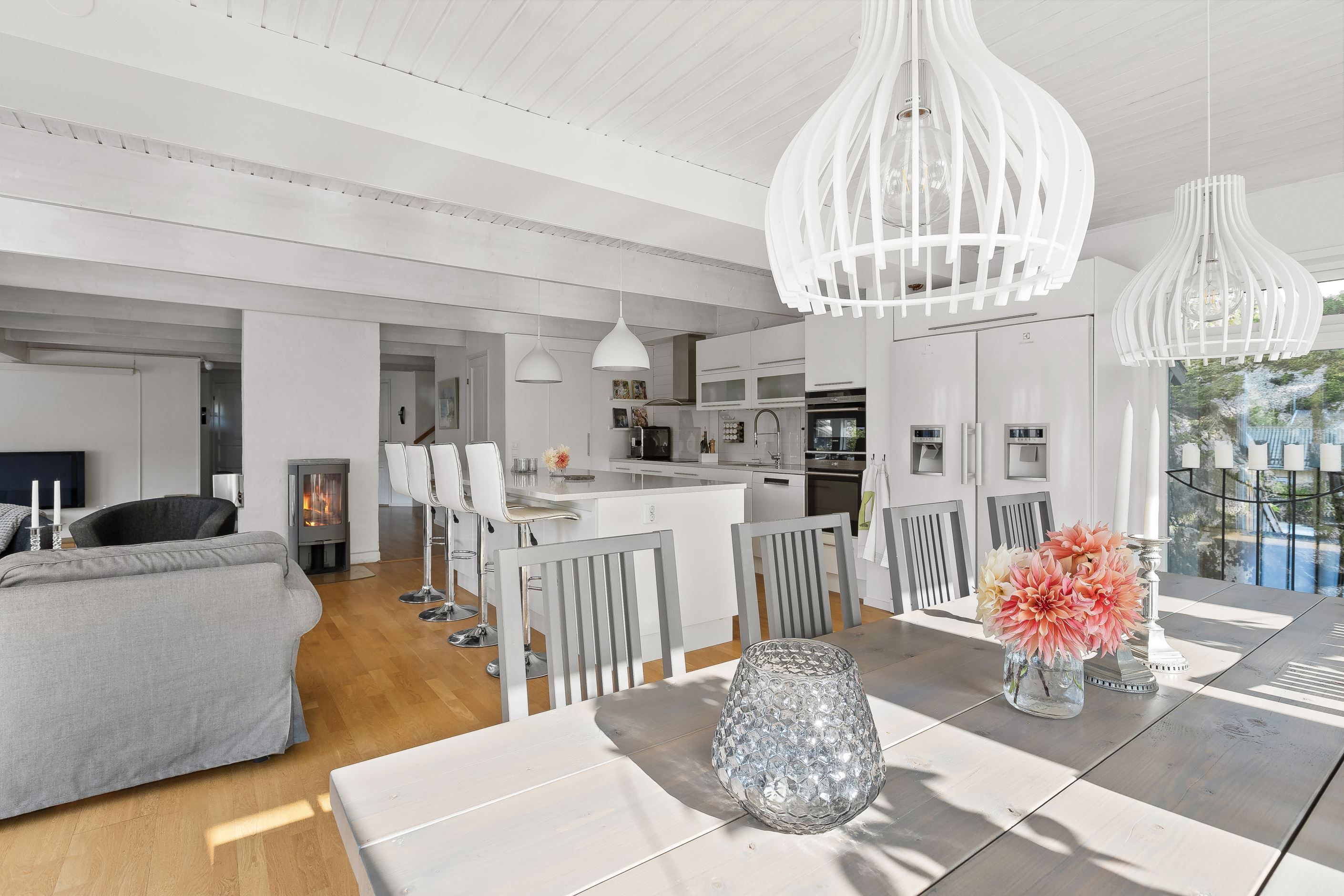 Villa om ca 251 kvm med saltvattenpool, garage, bergvärme och solceller ...