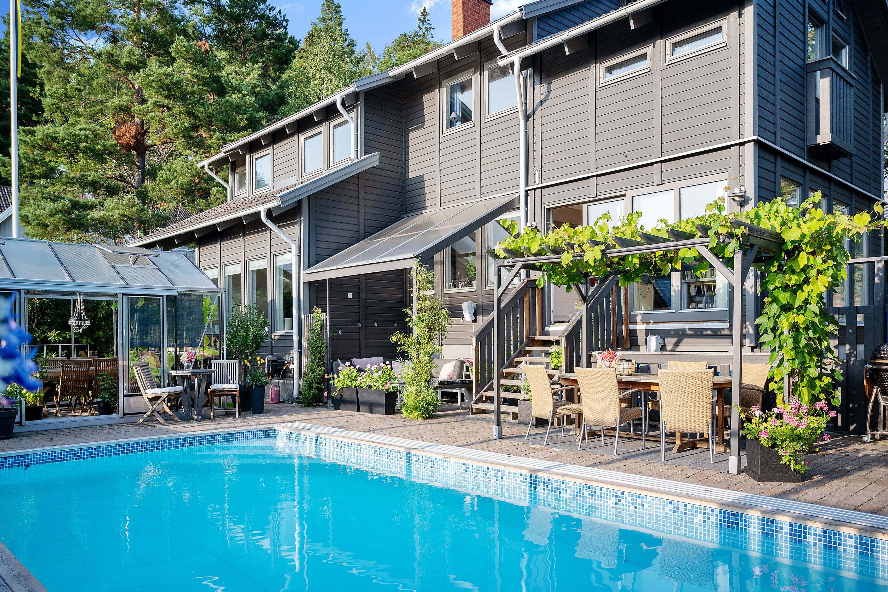 Villa om ca 251 kvm med saltvattenpool, garage, bergvärme och solceller ...