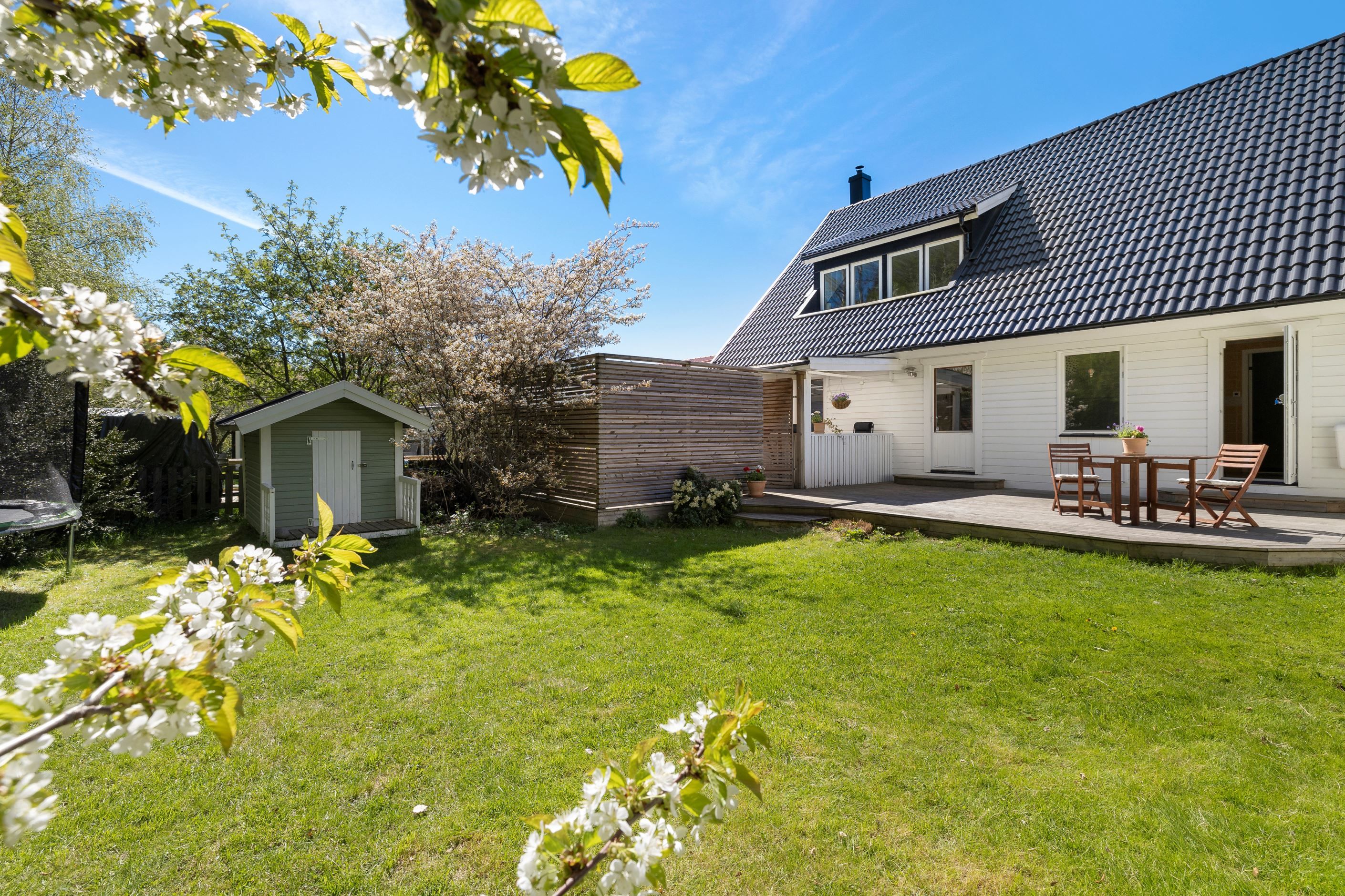 Perfekt familjevilla med insynsskyddad och grönskande trädgård ...