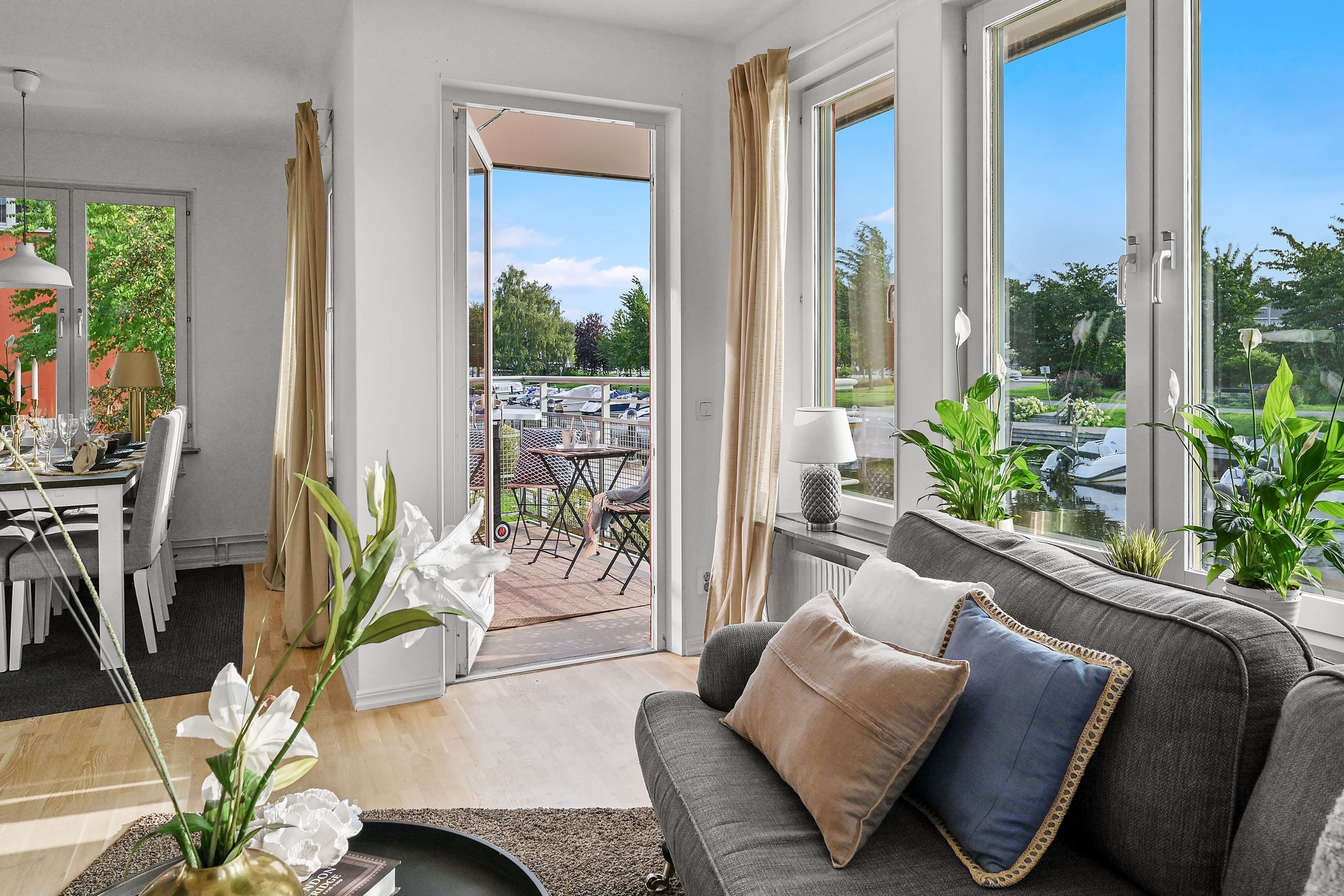 Fantastiskt trevåningsradhus med panoramautsikt mot kanalen ...