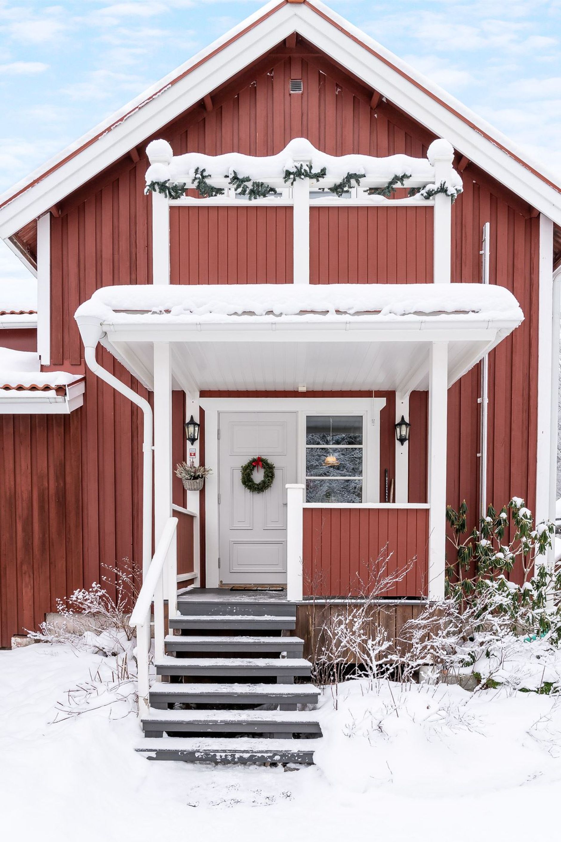 Välhållet hus lite på landet med stort garage, uterum och uthus ...
