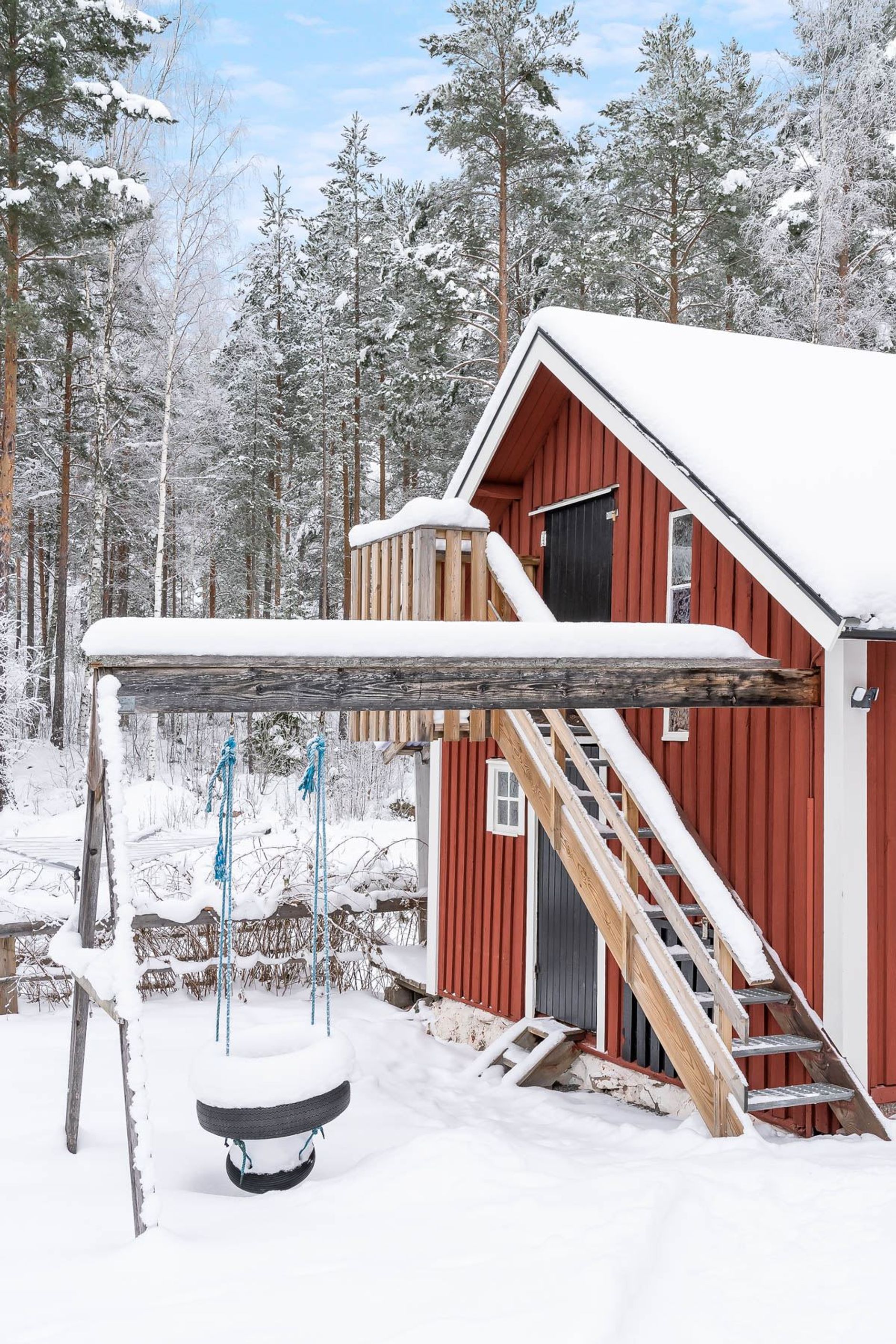 Välhållet hus lite på landet med stort garage, uterum och uthus ...