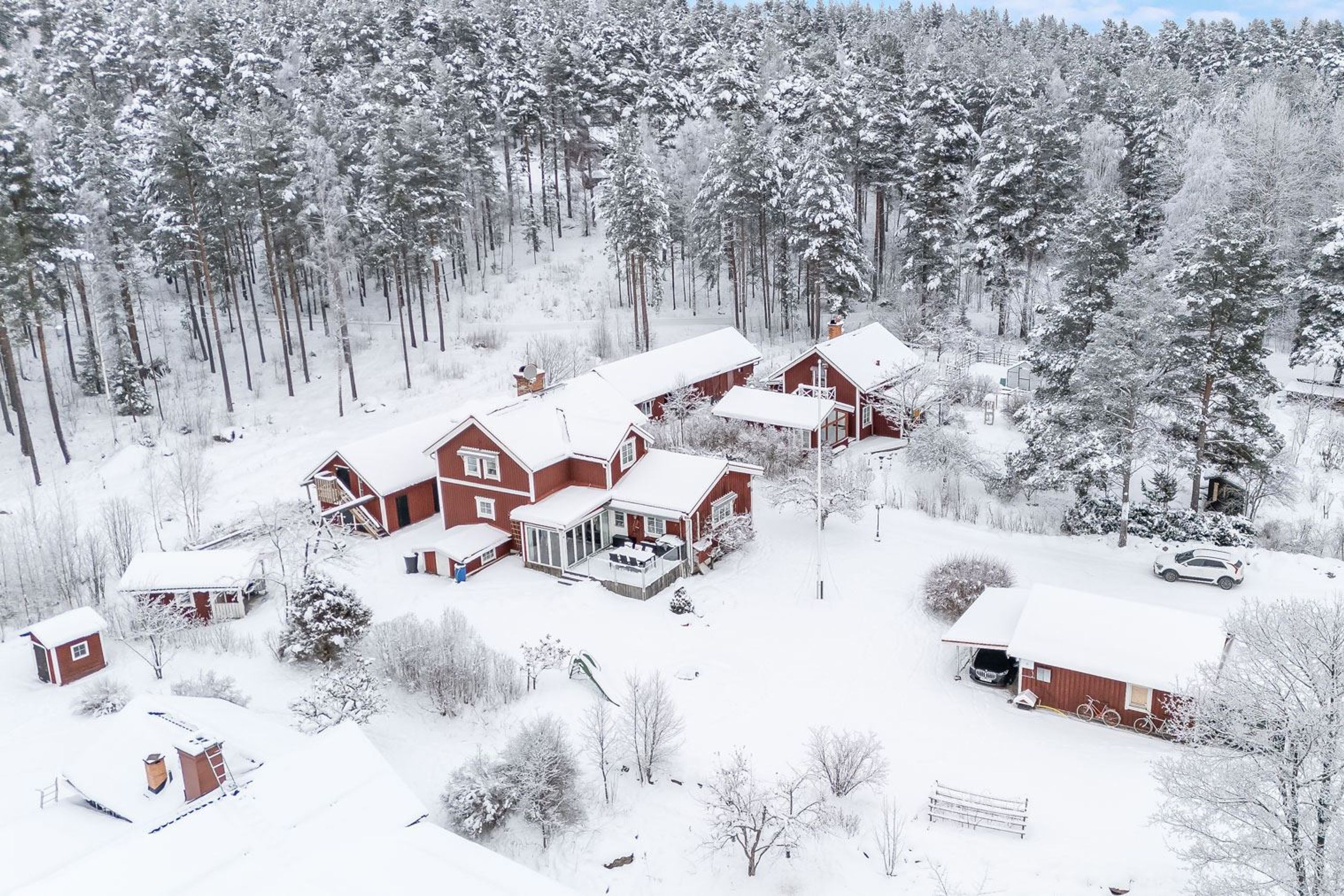 Välhållet hus lite på landet med stort garage, uterum och uthus ...